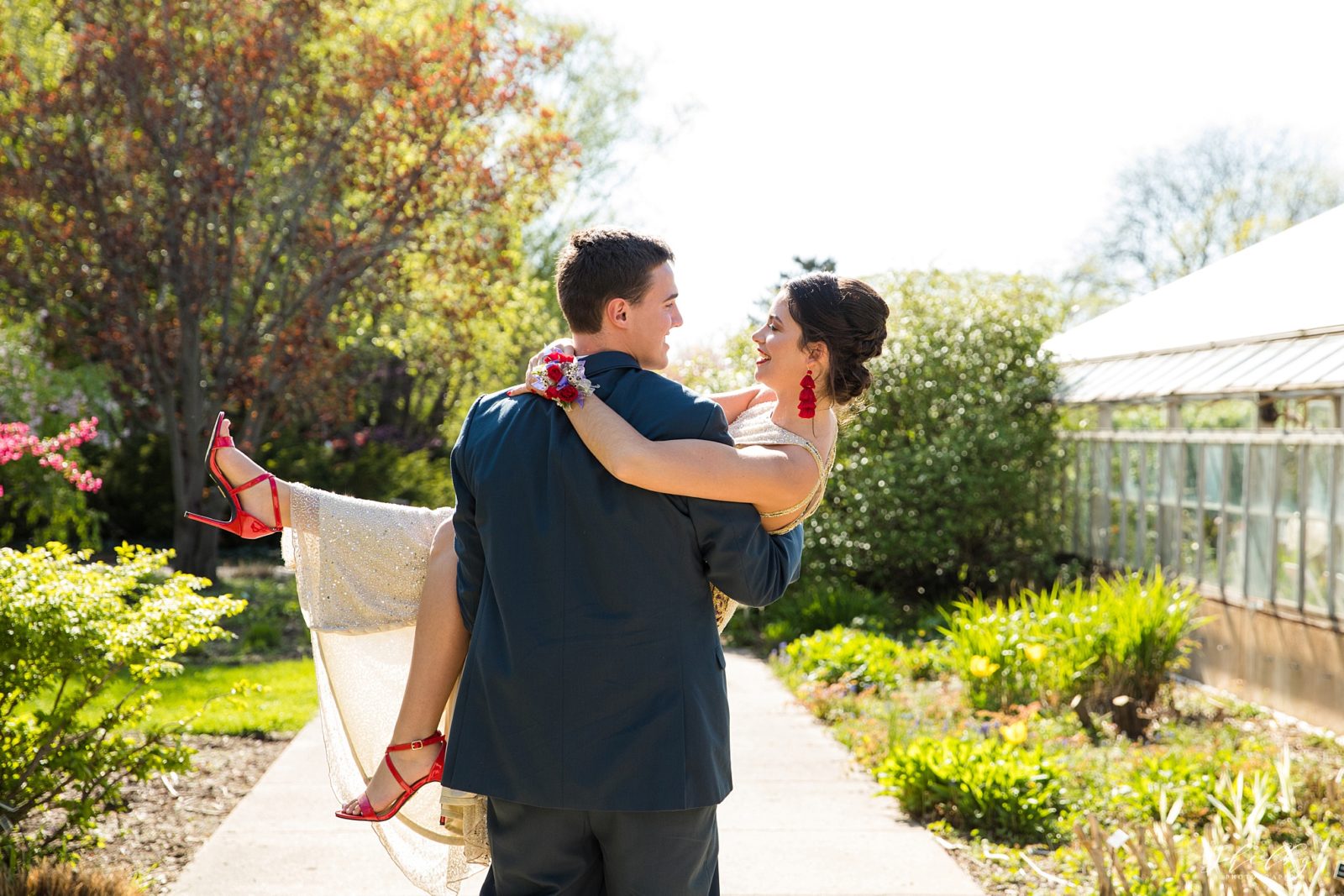 PROM 2019 at Luthy Botanical Gardens in Peoria, IL | Shelby Photography